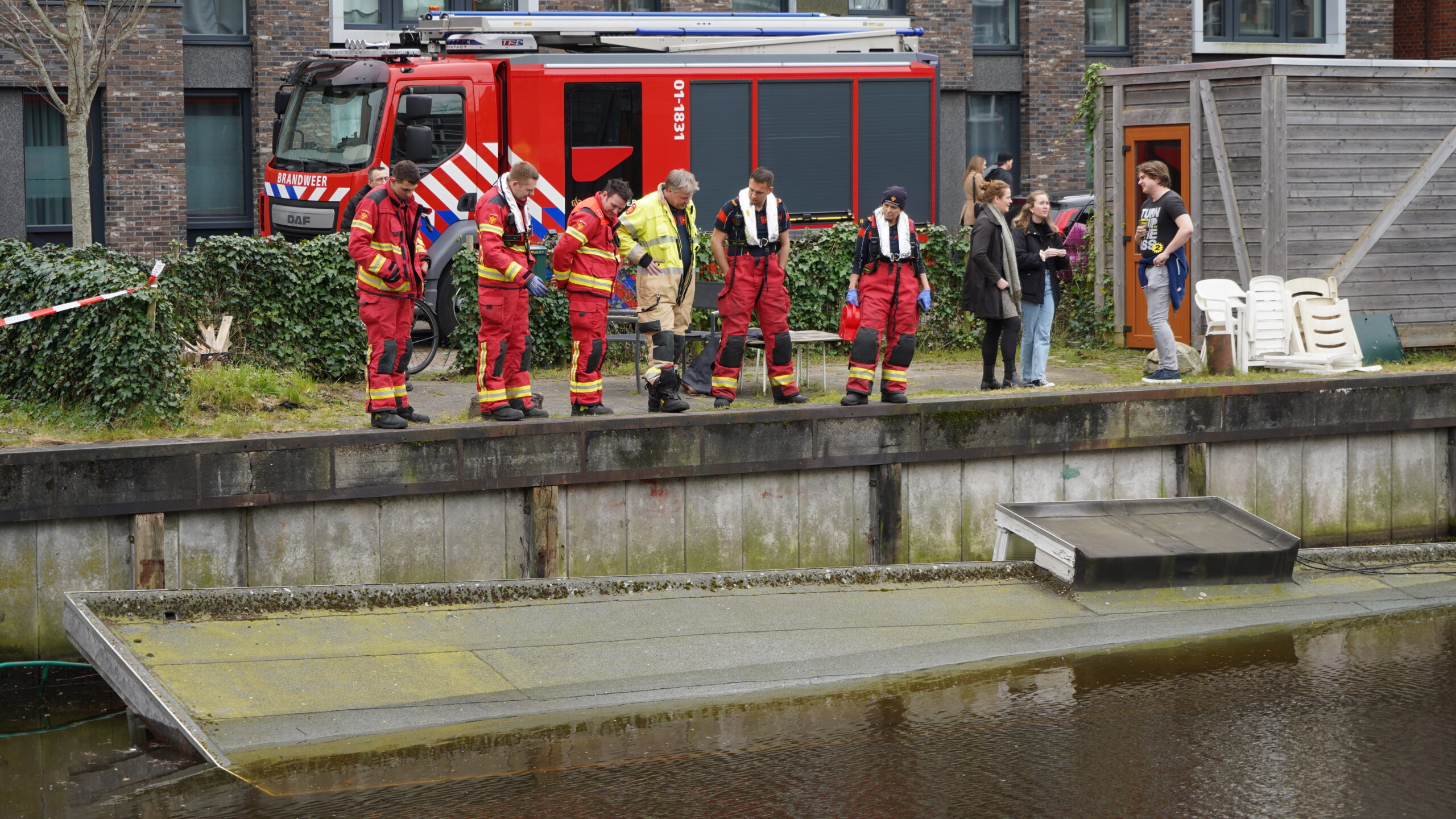 Woonboot gezonken aan Oosterhamrikkade in Groningen - RBNieuws.nl