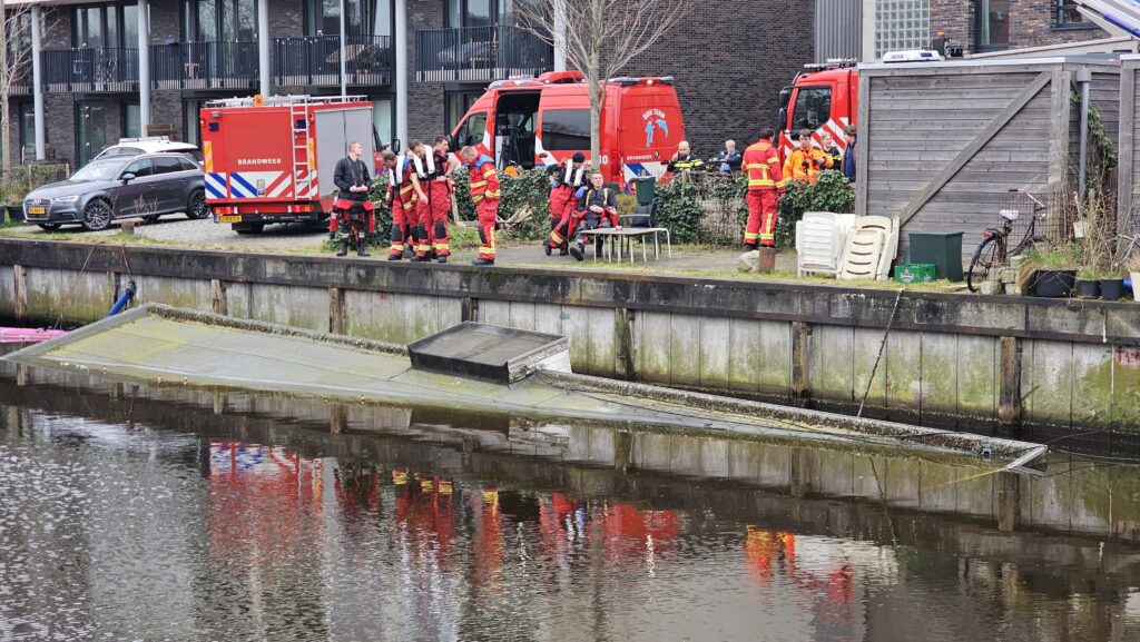 Woonboot gezonken aan Oosterhamrikkade in Groningen - RBNieuws.nl