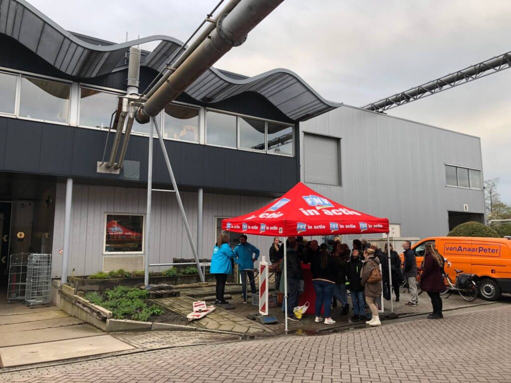 Werknemers staken bij Elis Cleanroom voor betere Cao Textielverzorging ...