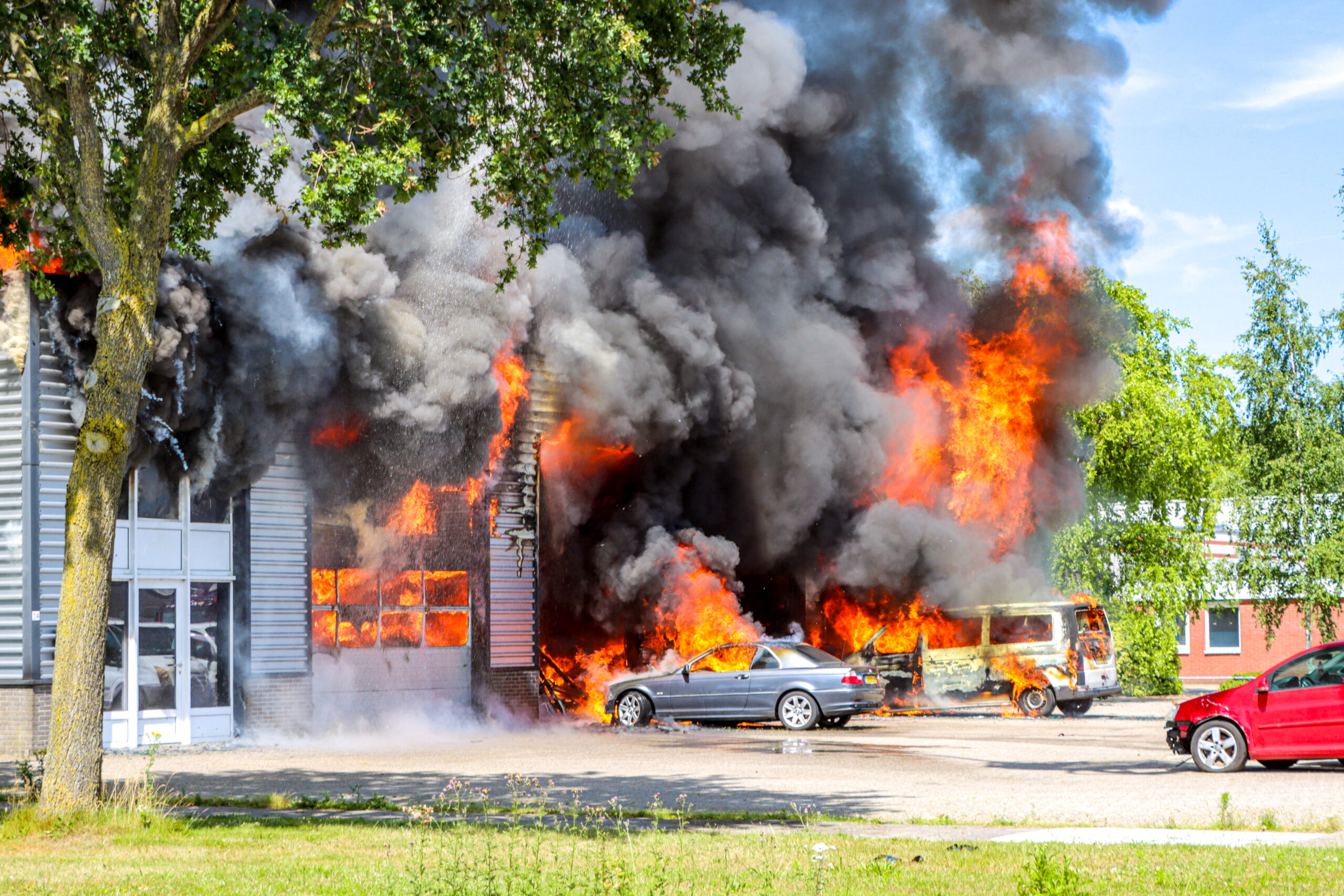 Grote brand verwoest bedrijfsverzamelgebouw in Klazienaveen - RBNieuws.nl