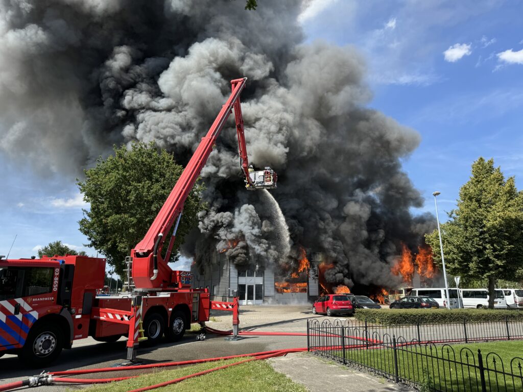 Grote brand verwoest bedrijfsverzamelgebouw in Klazienaveen - RBNieuws.nl