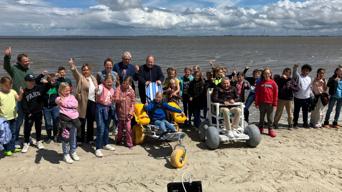 Nieuwe strandrolstoelen voor strand Delfzijl - RBNieuws.nl