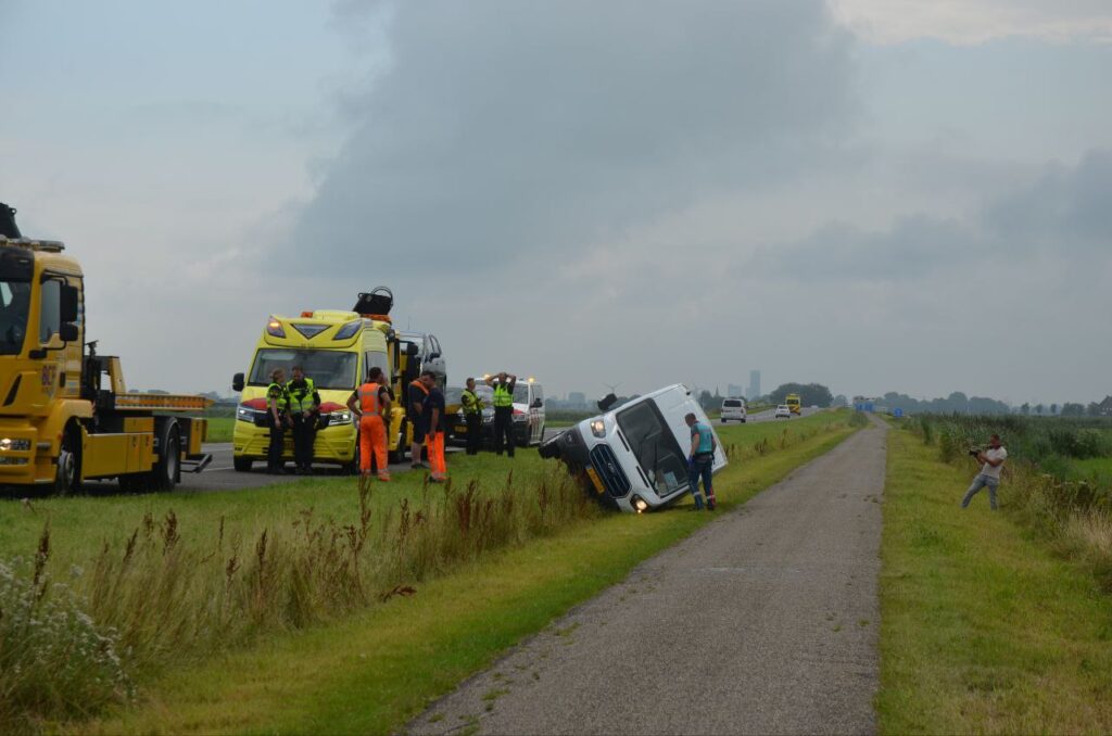 “Uw pakket wordt iets later bezorgd”: Busje in de greppel langs N359 ...