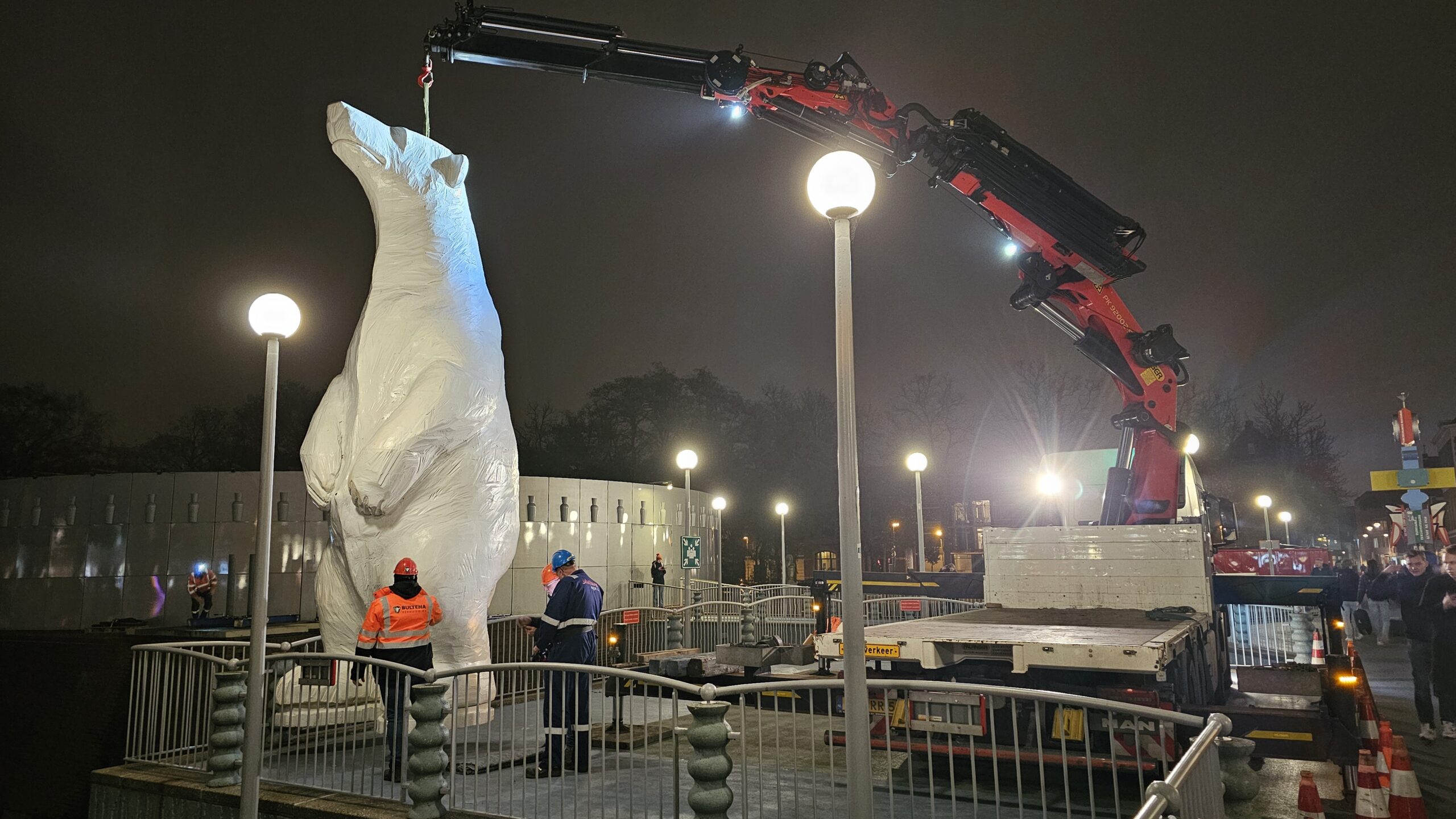Metershoog beeld van ijsbeer weggehaald in Groningen - RBNieuws.nl