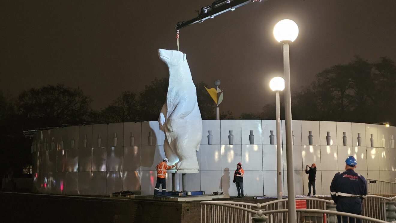 Metershoog beeld van ijsbeer weggehaald in Groningen - RBNieuws.nl