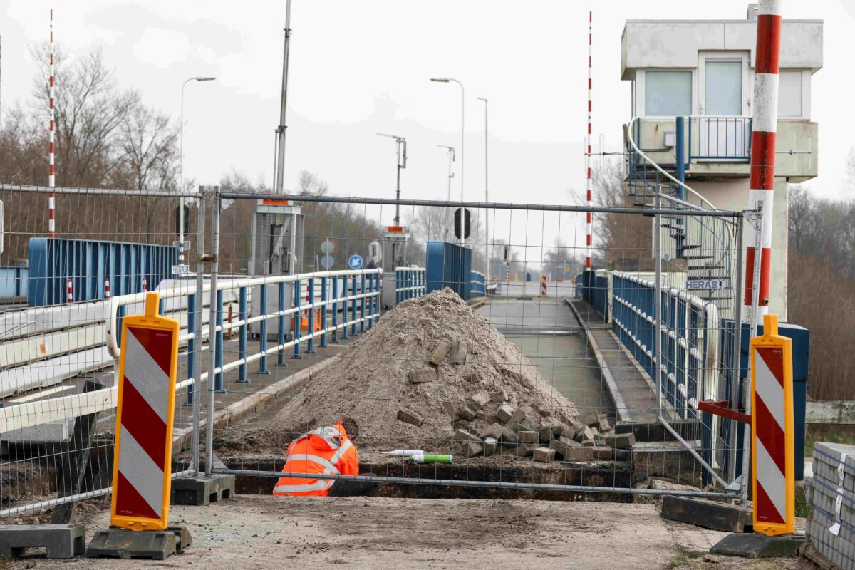 Herstelwerkzaamheden aan onherstelbare brug Uitwellingerga - RBNieuws.nl
