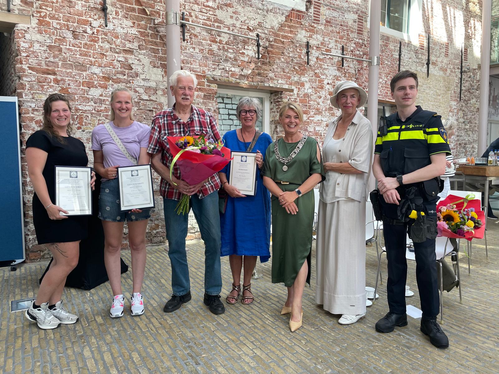 Oorkonde en erepenning voor redders drenkeling in Sneek - RBNieuws.nl