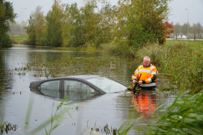 Auto te water bij toerit A32 in Heerenveen - RBNieuws.nl